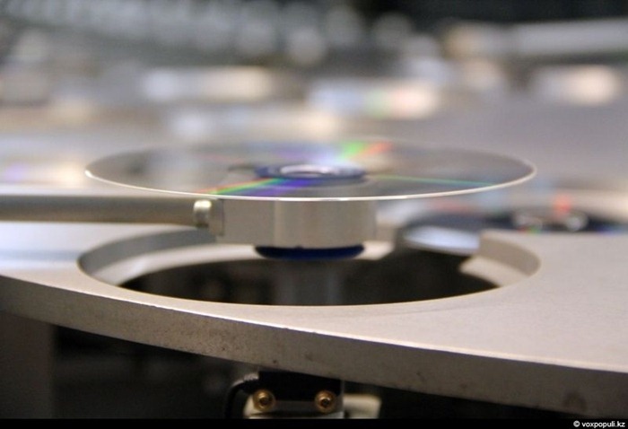 Inside a DVD Manufacturing Plant | Amusing Planet
